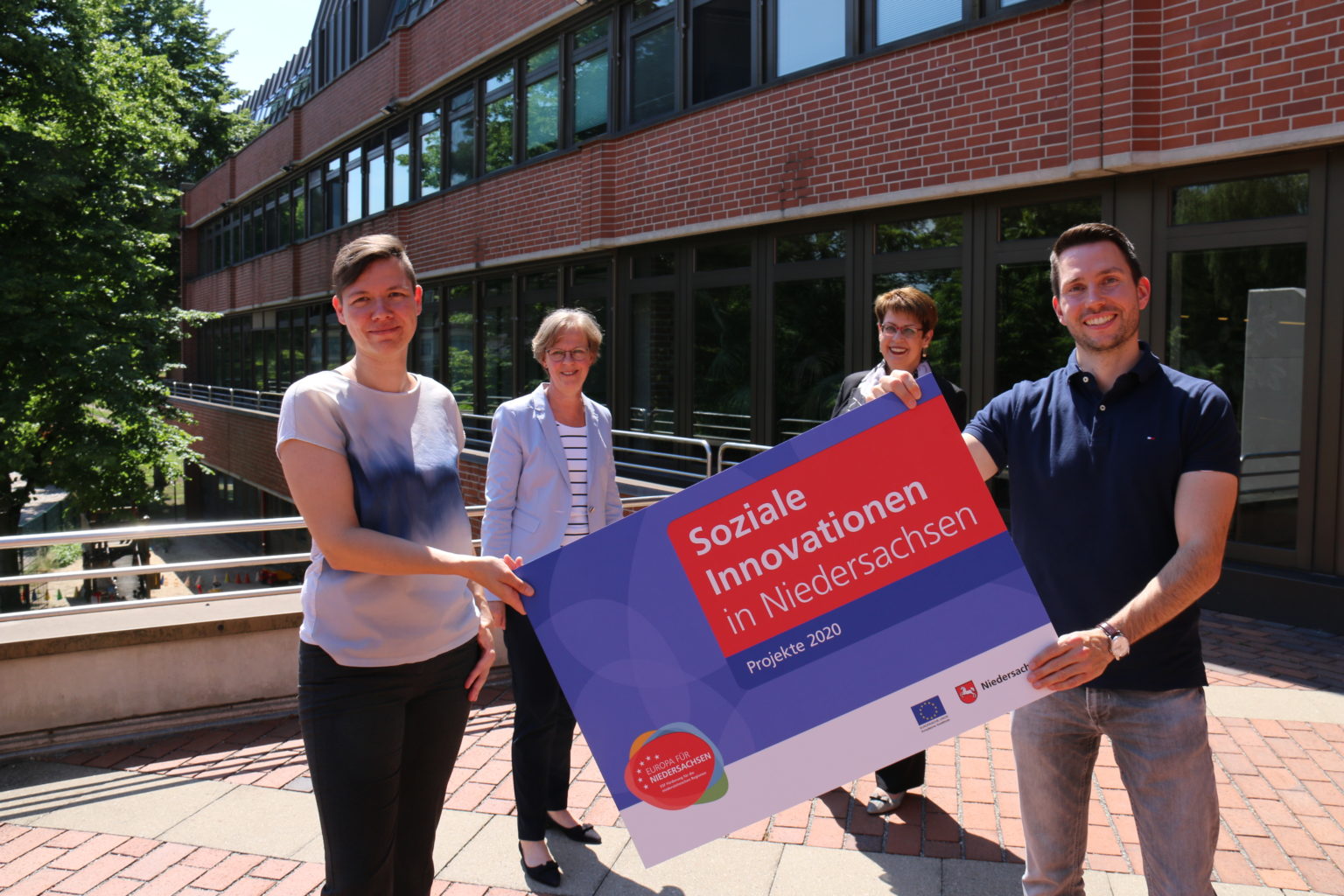 Da ist er:Regionalministerin Birgit Honé übergibt Förderbescheid ...